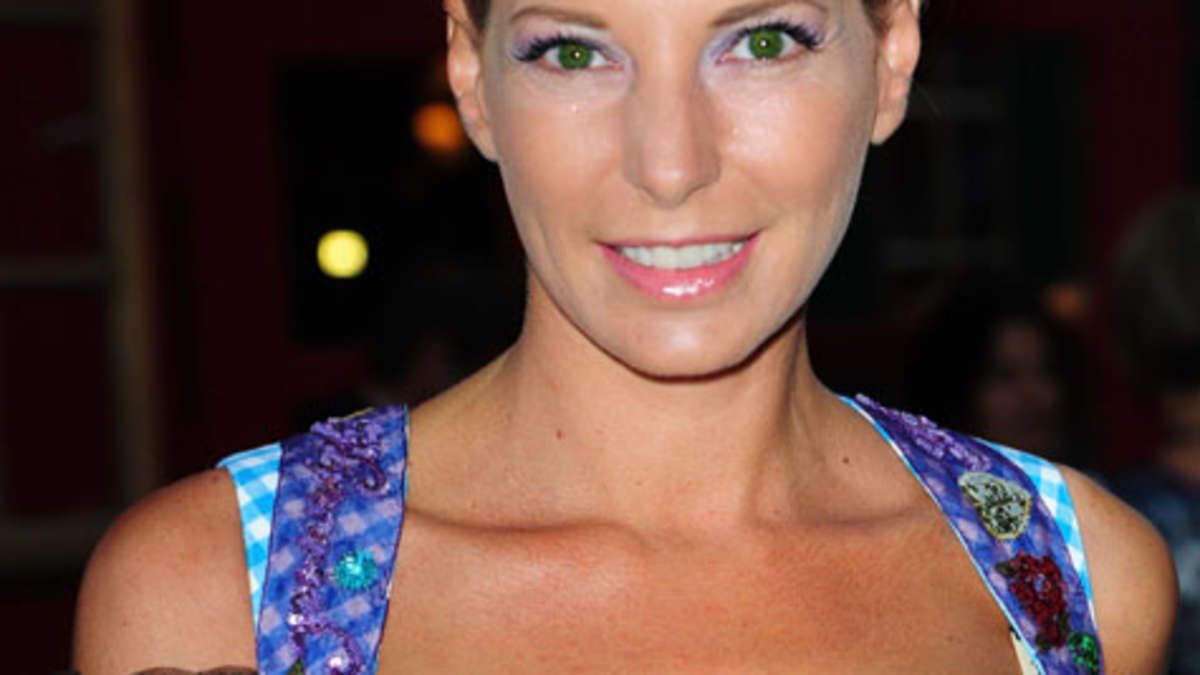 Giulia Siegel: Busenblitzer wegen durchsichtiger Bluse? | Promis